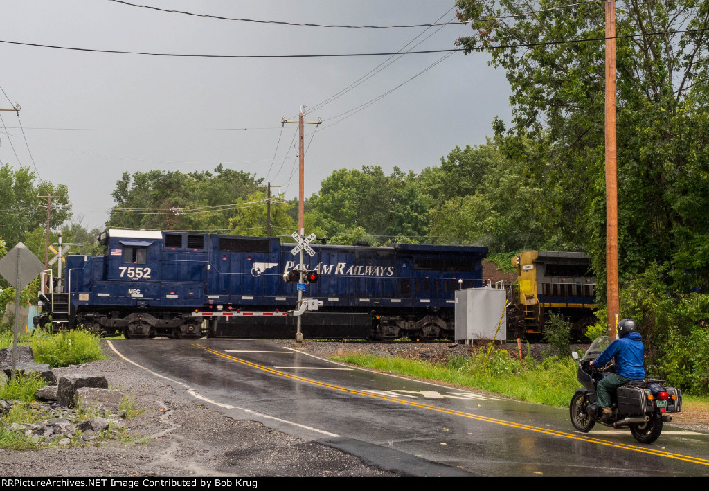 MEC 7552 eastbound at Coons Crossing